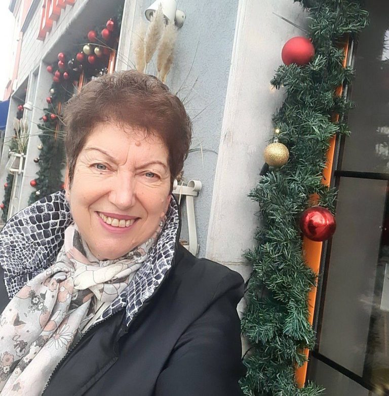 Fyma poetike e së dielës me poeten;-Albina TREBICKA - Qendra Press