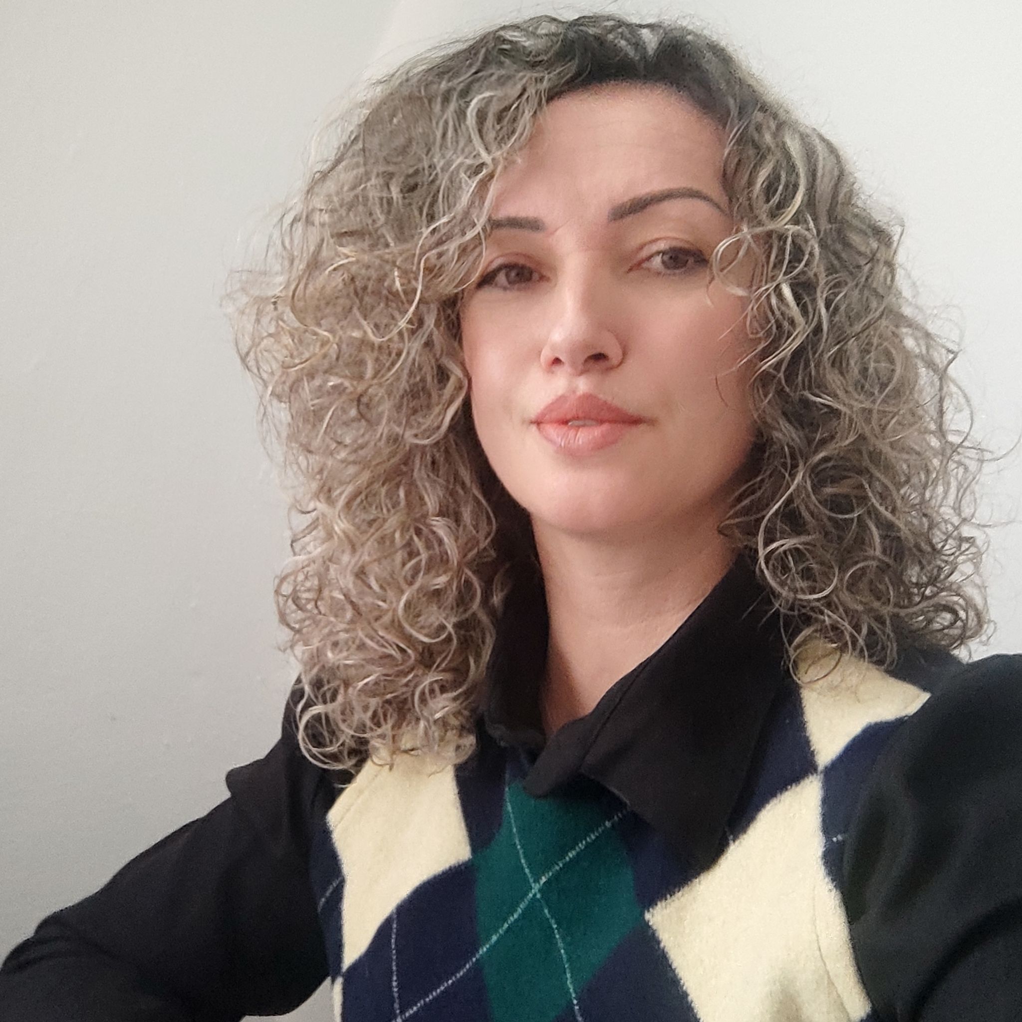 Fryma poetike e së dielës me poeten:-Vilma NIKA - Qendra Press